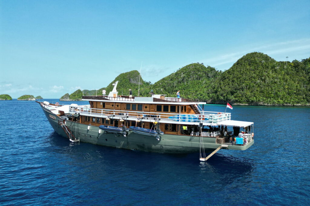 What is ‘phinisi’? - Emperor Divers