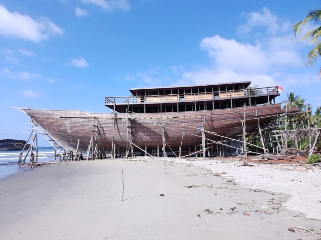 What is ‘phinisi’? - Emperor Divers